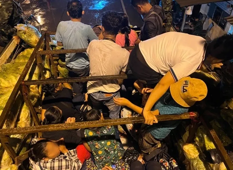 မဲဆောက်တွင် ဆလပ်ရွက်တင်ကားပေါ် ပုန်းခိုလိုက်ပါလာသည့် မြန်မာ အလုပ်သမား