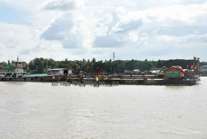 ရခိုင်ဒေသခံ ၂၀၀ ကျော်ကိုတင်ဆောင်လာသည့်ကုန်တင်သင်္ဘောတစ်စီး ဟိုင်းကြီးကျွန်း အနီးတွင်ဖမ်းဆီးခံရ